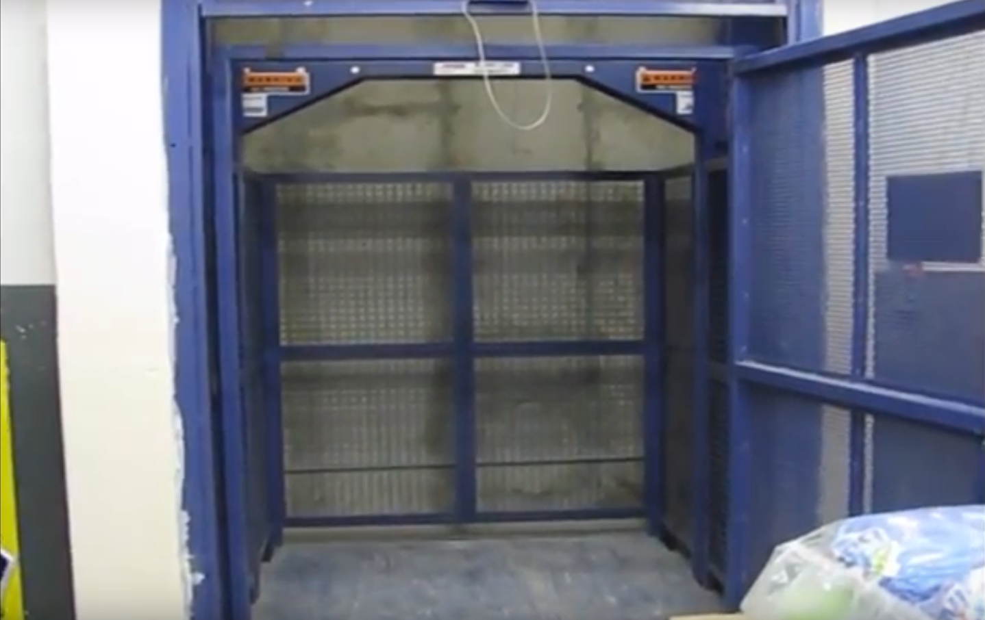 Mechanical Freight Lift Moves Goods for Supermarket | Video | Autoquip